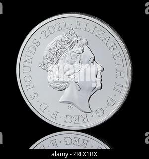 £5 coin featuring the 5th coin portrait of Queen Elizabeth II by Jody ...