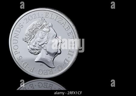 £5 coin featuring the 5th coin portrait of Queen Elizabeth II by Jody ...