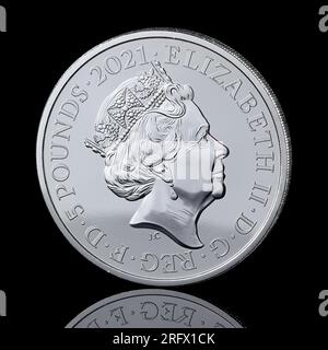 £5 coin featuring the 5th coin portrait of Queen Elizabeth II by Jody ...