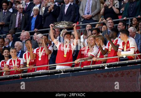 Declan Rice of Arsenal and team mates celebrate with the FA Community ...