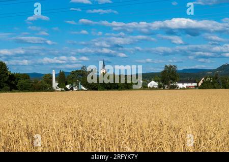 Blick auf Sandweier Baden-Baden mit Friedhof, und Kirche St. Katharina ...
