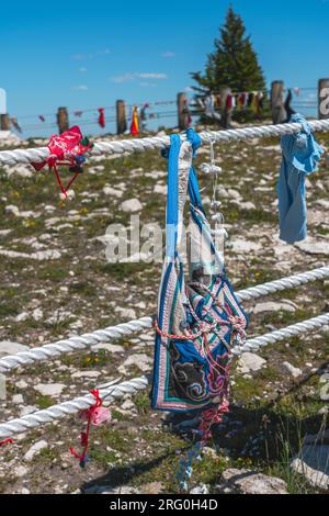 Leading lines of posts and rope encircle Native American Indian ...
