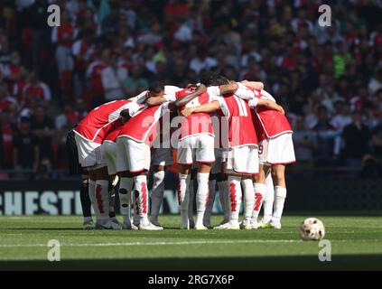 Arsenal players pre-match huddle at the Arsenal v Aston Villa EPL match ...