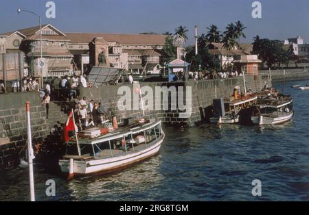 Apollo Bunder and the Yacht Club - launches for Elephanta Island Stock ...