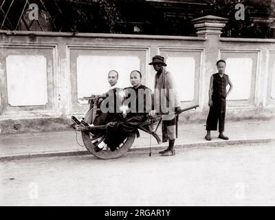 Traditional Chinese Wheelbarrow Transport Stock Photo - Alamy