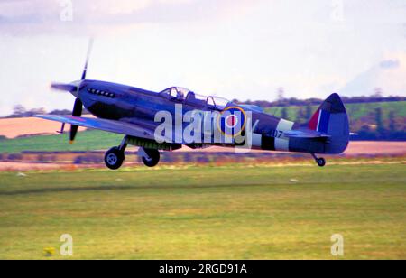 Supermarine Spitfire T Mk.IX G-LFIX / ML407 (msn CBAF.8463 Stock Photo ...