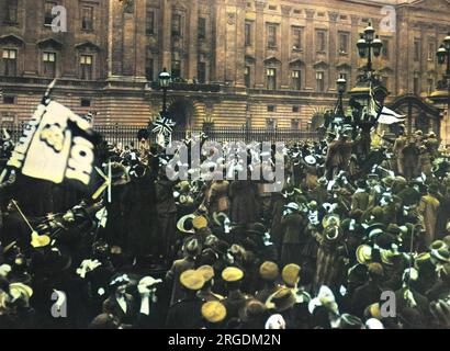 Armistice Day crowd outside Buckingham Palace, 1918 Stock Photo - Alamy