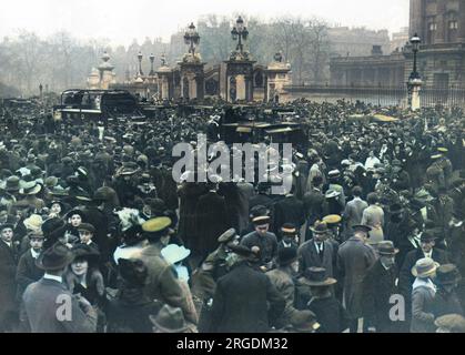 Armistice Day crowd outside Buckingham Palace, 1918 Stock Photo - Alamy