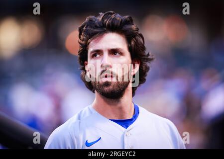 Chicago Cubs' Dansby Swanson (7) warms up during batting practice ...