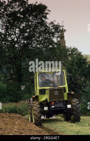 1986 Mercedes-Benz Trac Turbo 900 tractor Stock Photo - Alamy