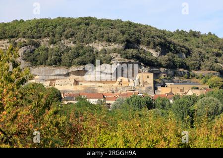 Musée national de Préhistoire dans le village des Eyzies de Tayac ...