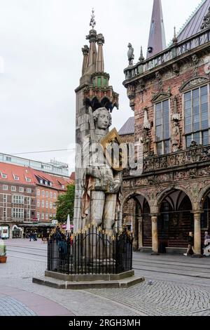 Statue of Roland in the Bremer Marktplatz (town hall square) in the ...