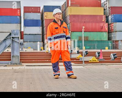 Dock worker at Port of Felixstowe, England Stock Photo - Alamy