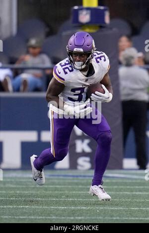 Minnesota Vikings running back Ty Chandler (32) runs against the ...