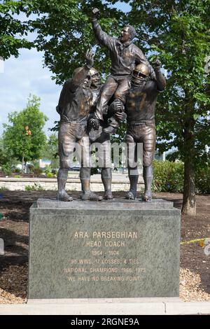 A statue of former Notre Dame Fighting Irish football coach Ara ...