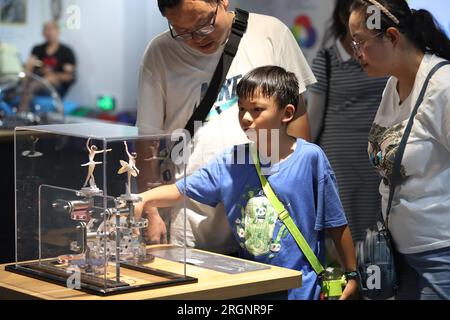 Parents take their children to visit Yunnan Science and Technology ...