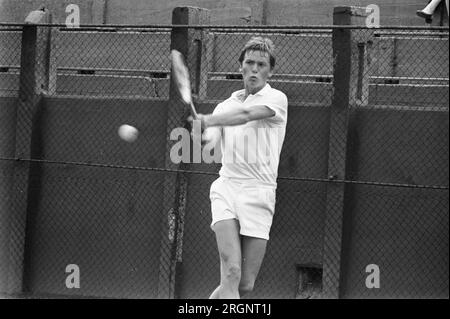 Dutch Tennis Championships in Scheveningen, Rolf Thung in action; ca ...