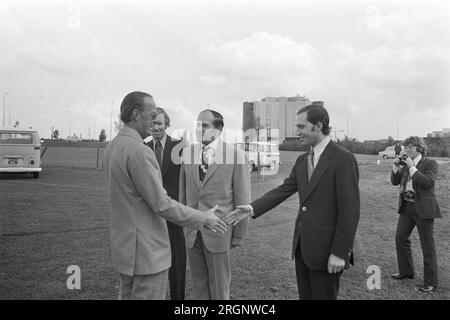 Prince Bernhard opens Hilton Hotel at Schiphol, ribbon cutting ceremony ...