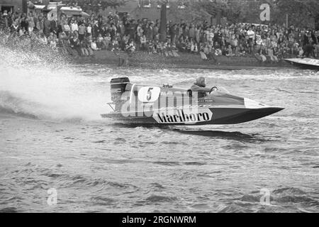 Speedboat race Three hours from Amsterdam on the Amstel, the winning ...