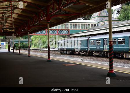 A GWR diesel multiple unit on platform 2 at Torquay railway station ...