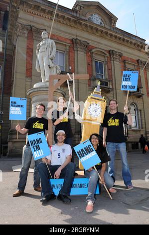 Vote for a Change campaigners Lianne de Mello of The Vote for Change ...