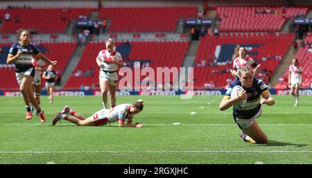 Leeds Rhinos' Caitlin Beevers scores their sides second try during the ...