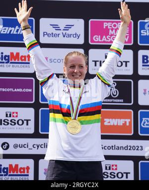 Germanys Nina Reichenbach with her gold medal alongside Spains Vera ...