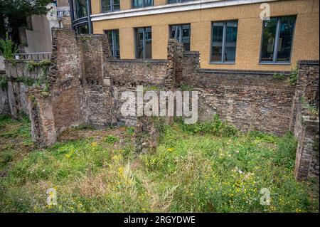 Old remants of the Roman wall around London, England Stock Photo - Alamy