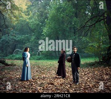 POOR THINGS (2023) MARGARET QUALLEY WILLEM DAFOE RAMY YOUSSEF YORGOS ...