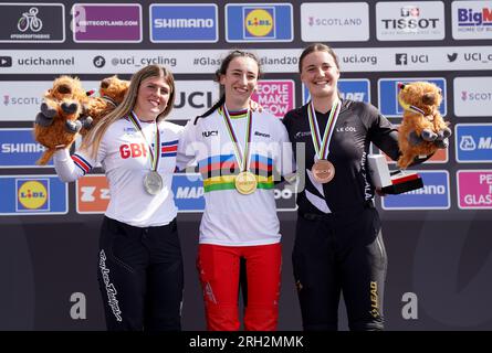 France's Tessa Martinez (centre) poses with her gold medal after ...