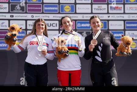 France's Tessa Martinez (centre) poses with her gold medal after ...