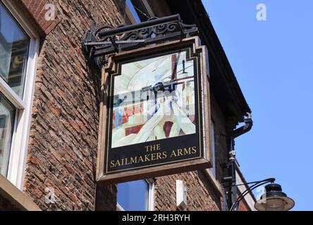 The Sailmakers Arms traditional pub on the High Street in Hull's old ...