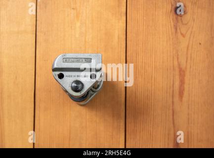 An Eclipse 36 clamp and guide for sharpening carpenter's chisles and ...