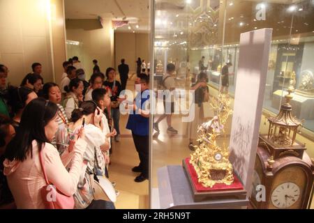 Parents take their children to visit Nanjing science and Technology ...
