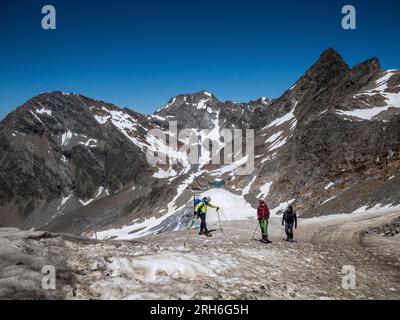 Panorama looking towards the Eisjoch and the Stubai Wild Spitze ...
