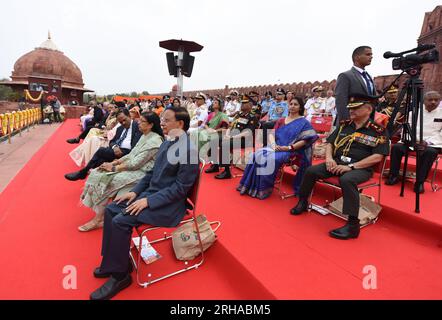 Indian Chief of the Army Staff, Gen. Manoj Pande (left), Chief of Staff ...