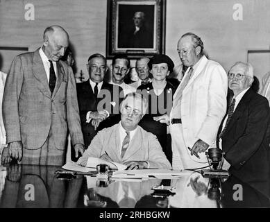 President Franklin Roosevelt signs the Social Security Bill in ...