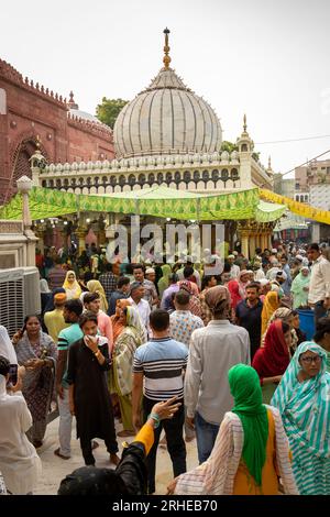 India, Delhi, Nizamuddin West, Dargah Nizamuddin Aulia, cloth and ...