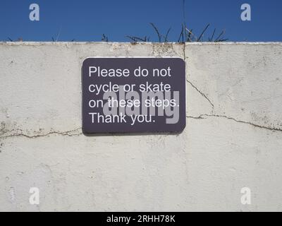 please do not cycle or skate on this terrace sign Stock Photo - Alamy