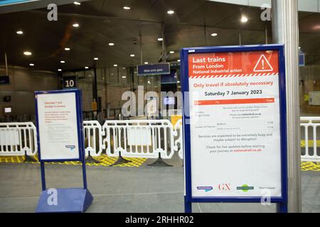 Closed platforms at King’s Cross Station in London Stock Photo - Alamy