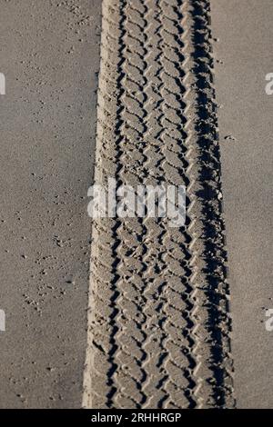 Reifenspur eines Autoreifen am Strand in Renesse /Niederlande am 09.02. ...