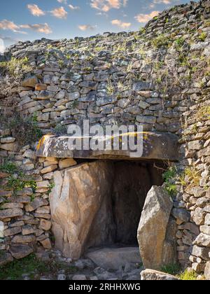CAIRN DE GAVRINIS EXTERIOR, prehistoric cairn, cave,dolmen, dry stone ...