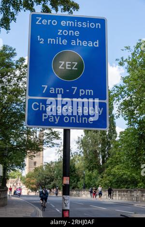 Sign warning drivers of Oxford's Zero Emission Zone (ZEZ Stock Photo ...
