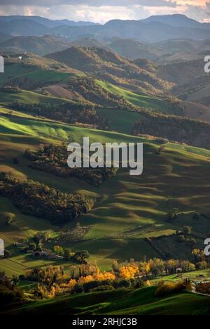 le colline del Montefeltro in autunno viste dall'alto Stock Photo - Alamy