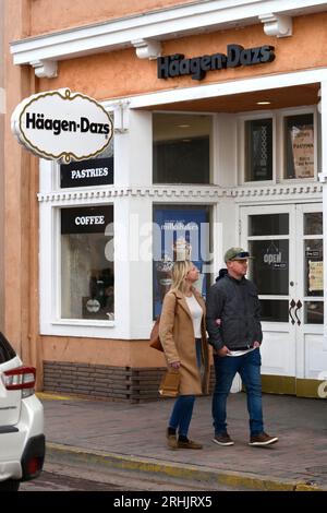 A couple walk past a Haagen-Dazs ice cream shop in Santa Fe, New Mexico ...