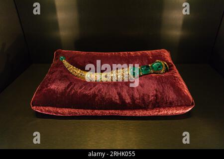 Istanbul: Topkapi Palace Treasury - Topkapi Dagger Stock Photo - Alamy