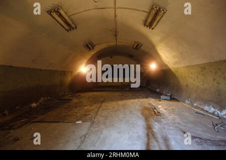 Empty abandoned underground hall in bunker Stock Photo - Alamy