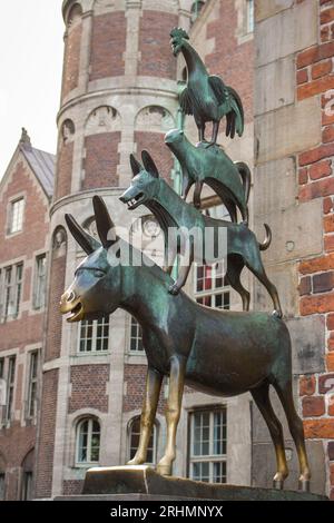 Famous sculpture of Bremen musicians on Am-Markt. Bronze monument of ...
