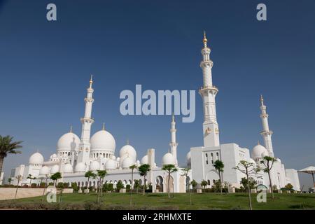 Outside view of Sheikh Zayed Grand Mosque in Abu Dhabi, UAE Stock Photo ...