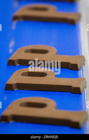 VASES - Chocolate letter line for the production of the Droste ...